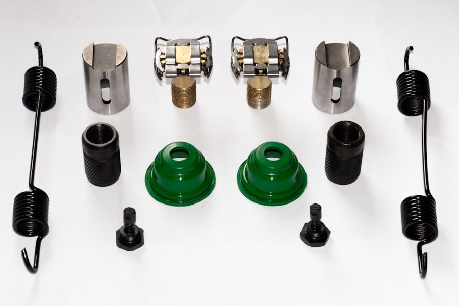 Zestaw naprawczy samoregulatora - tulejki trzpienie sprężyny osłony ...